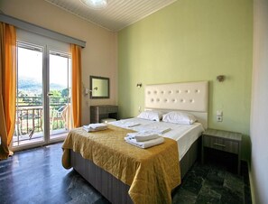 Cofres nos quartos, escrivaninha, berços (sobretaxa)