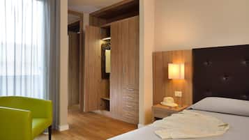 Roupa de alta qualidade, minibar, cofre no quarto, secretária