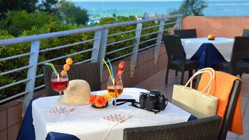 Almoços e jantares servidos, incluindo cozinha local