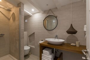 Quarto Duplo Superior | Casa de banho | Um polibã, um secador de cabelo, toalhas fornecidas 
