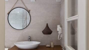 Quarto Duplo Superior | Casa de banho | Um polibã, um secador de cabelo, toalhas fornecidas