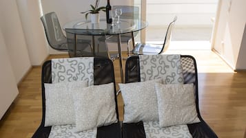 Apartamento luxo, vista parcial para o mar | Área de estar | TV de tela plana