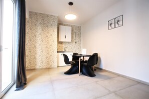 Apartamento Deluxe, 1 quarto | Cozinha privada | Um frigorífico, uma máquina de café expresso, uma cafeteira/bule 