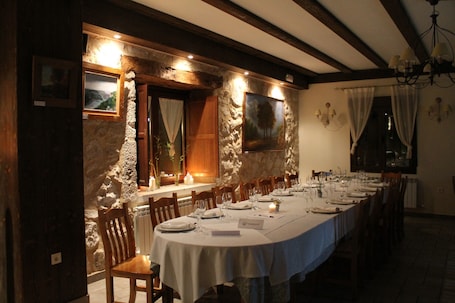 Café da manhã com buffet todos os dias (EUR 5 por pessoa) . Hotel Restaurante Rural Las Baronas