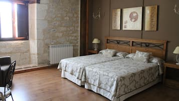 Quarto Superior (Spa Bath) | Secretária, cortinas/cortinados opacos, Wi-fi grátis