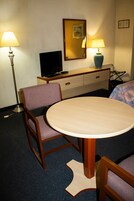 Quarto standard | Escrivaninha, ferros/tábuas de passar roupa, Wi-Fi de cortesia