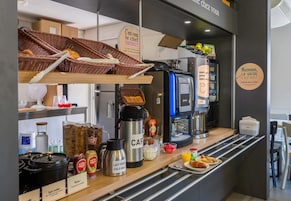 Pequeno-almoço tipo buffet diário mediante uma taxa