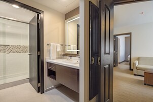 Suite, 2 quartos, cozinha | Casa de banho | Uma banheira de imersão total, um chuveiro fixo 