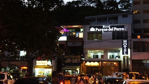 Fachada da propriedade à noite