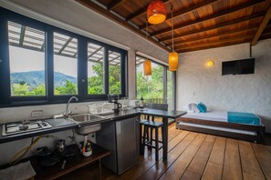 1 quarto, cofres nos quartos, ferros/tábuas de passar roupa
