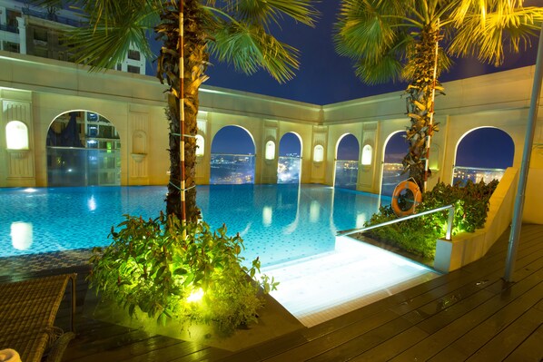 Piscina exterior, uma piscina no terraço, espreguiçadeiras 