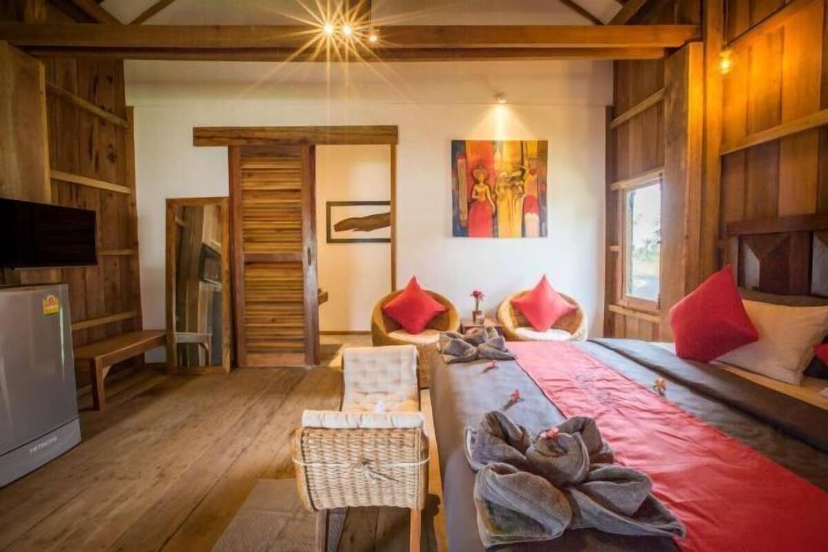Roupas de cama premium, escrivaninha, Wi-Fi de cortesia, roupa de cama