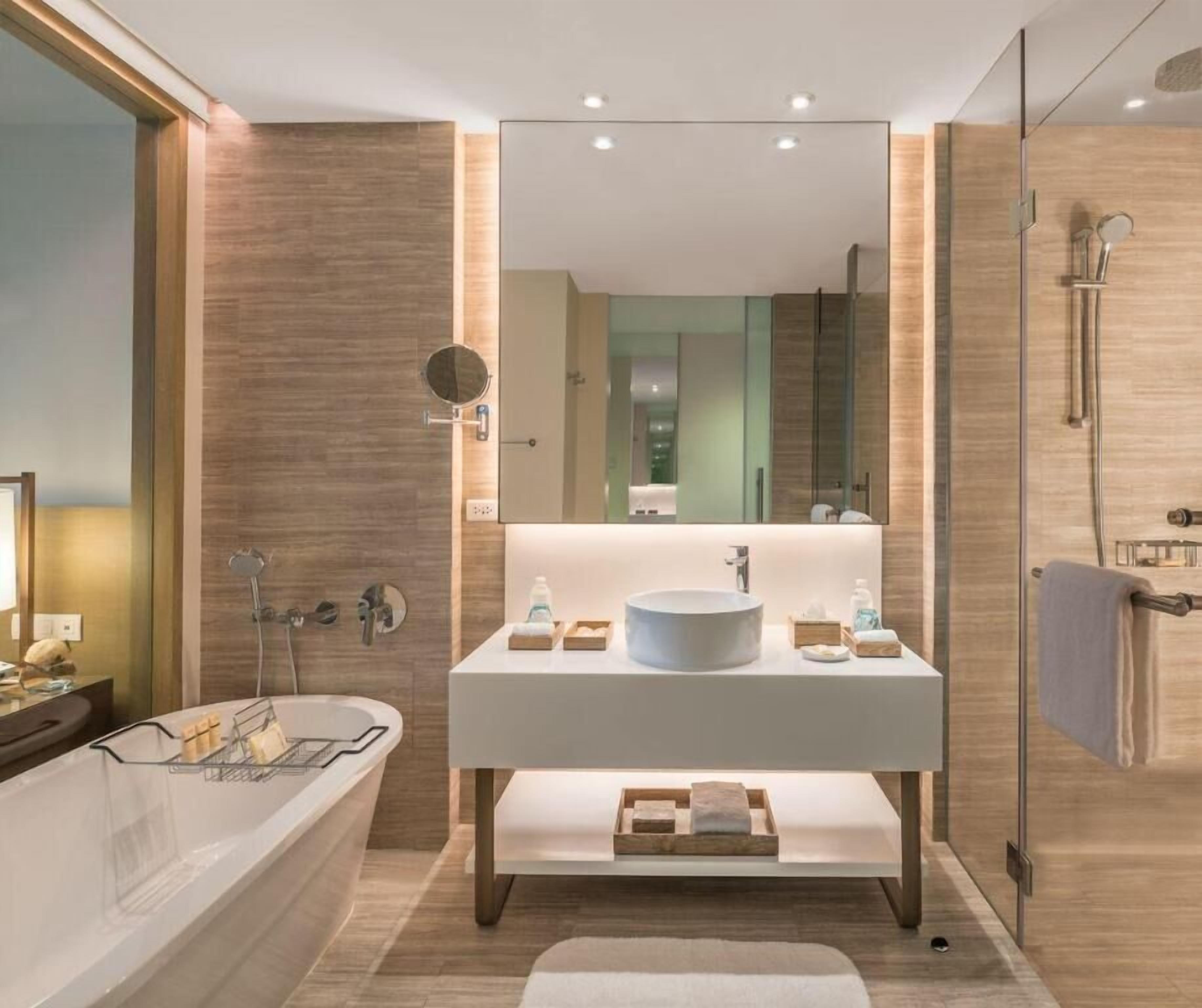 Casa de banho | Um polibã e uma banheira separados, artigos de higiene pessoal grátis 