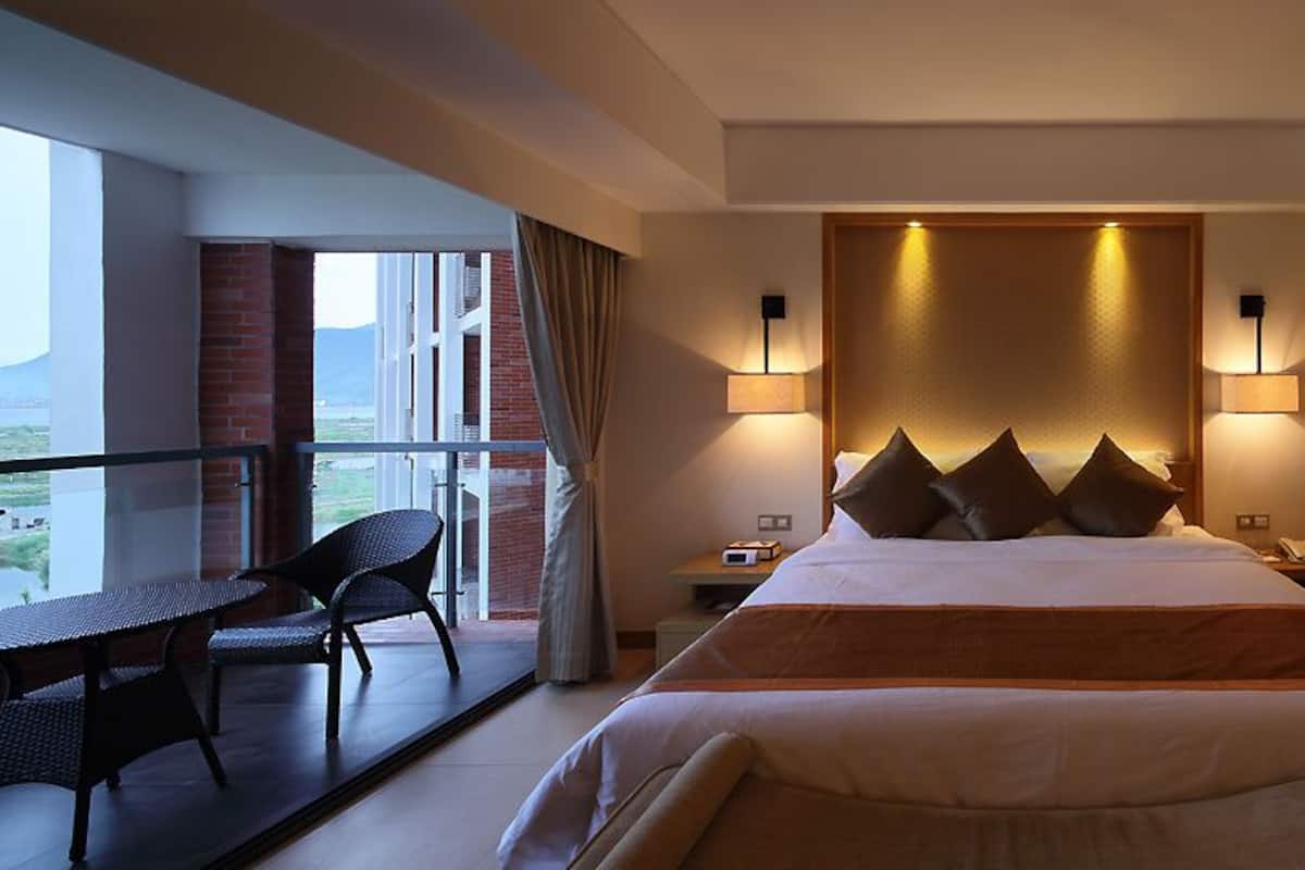 Quarto Deluxe, vista para o mar | Cofre no quarto, secretária, cortinas/cortinados opacos