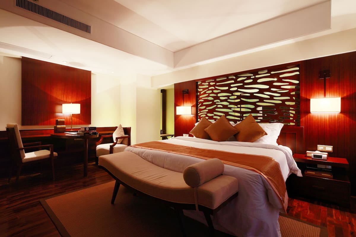 Suite Superior | Cofre no quarto, secretária, cortinas/cortinados opacos