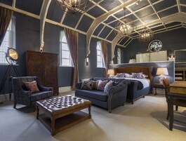 The Chapel | Roupas de cama premium, individualmente decorados, escrivaninha