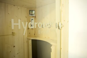 Quarto Familiar, vista para a montanha | Comodidades da casa de banho | Um polibã, artigos de higiene pessoal grátis, um secador de cabelo 