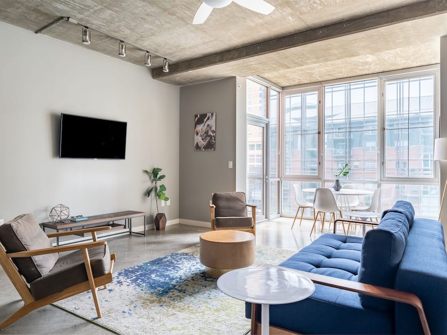 Apartamento Deluxe, 1 quarto, não fumadores, varanda (Self Check-in with Virtual Front Desk) | Sala de estar | Televisor de ecrã plano de 55 polegadas com canais digitais, televisor