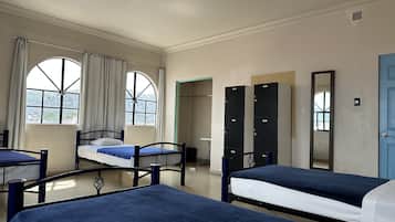 Cofres nos quartos, Wi-Fi de cortesia, roupa de cama