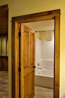 Quarto Duplo Premium, 2 camas queen-size | Casa de banho | Uma combinação polibã/banheira, artigos de higiene pessoal grátis