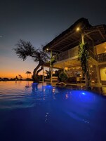 2 piscinas exteriores, da(s) 10:00 à(s) 22:00, guarda-sóis 