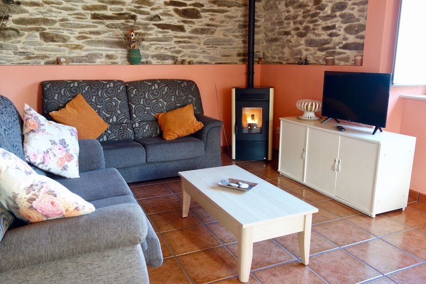 Sunny Country Cottage With Garden Located Steps From Several Stunning Beaches. - Ortigueira