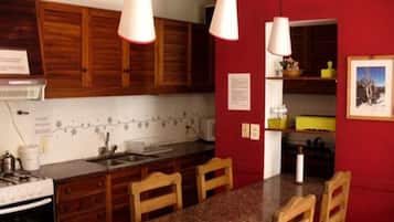 Um frigorífico no espaço comum, utensílios de cozinha