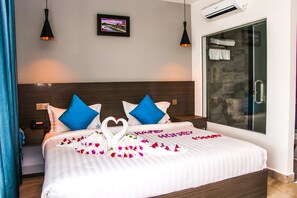 Quarto casal superior | Frigobar, cofres nos quartos, escrivaninha