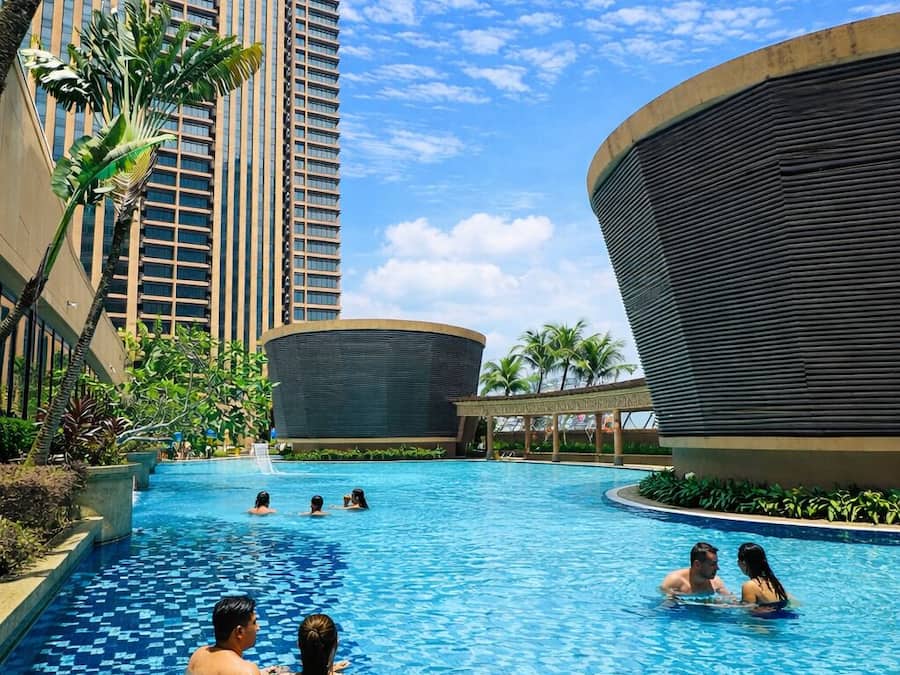 Piscina externa, espreguiçadeiras