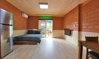 Quarto casal (Pogeunhan Room) | Escrivaninha, cortinas blackout, quartos à prova de som