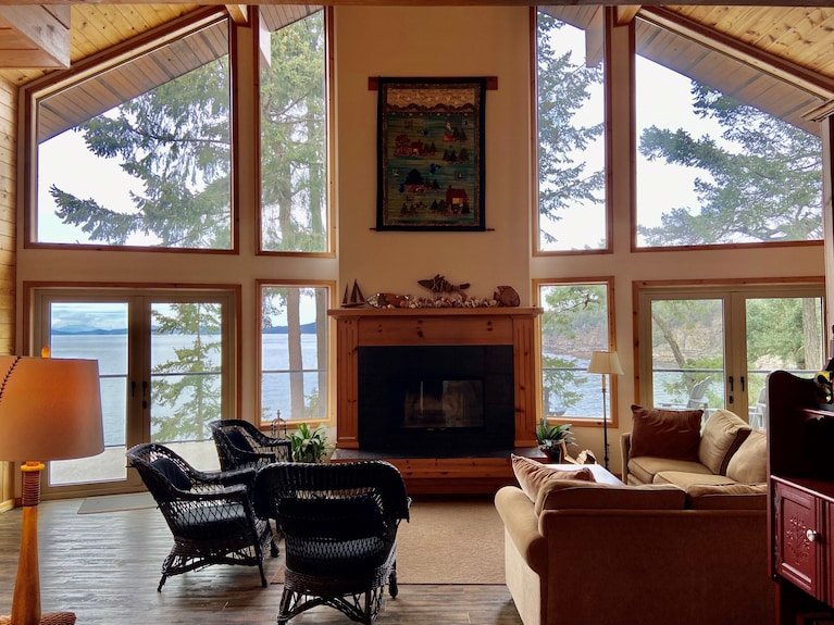Ocean Front- 8 Bedroom Luxury Vacation Home Featuring Boat Moorage And Kayaks - North Pender Island