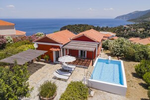 Villa, 2 quartos (Red) | Cofre com capacidade para portátil, secretária, quartos insonorizados