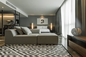 Z Suite | Minibar, cofre no quarto, cortinas/cortinados opacos