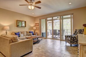 Apartamento em Condomínio Fechado, 2 quartos | Sala | Televisor 