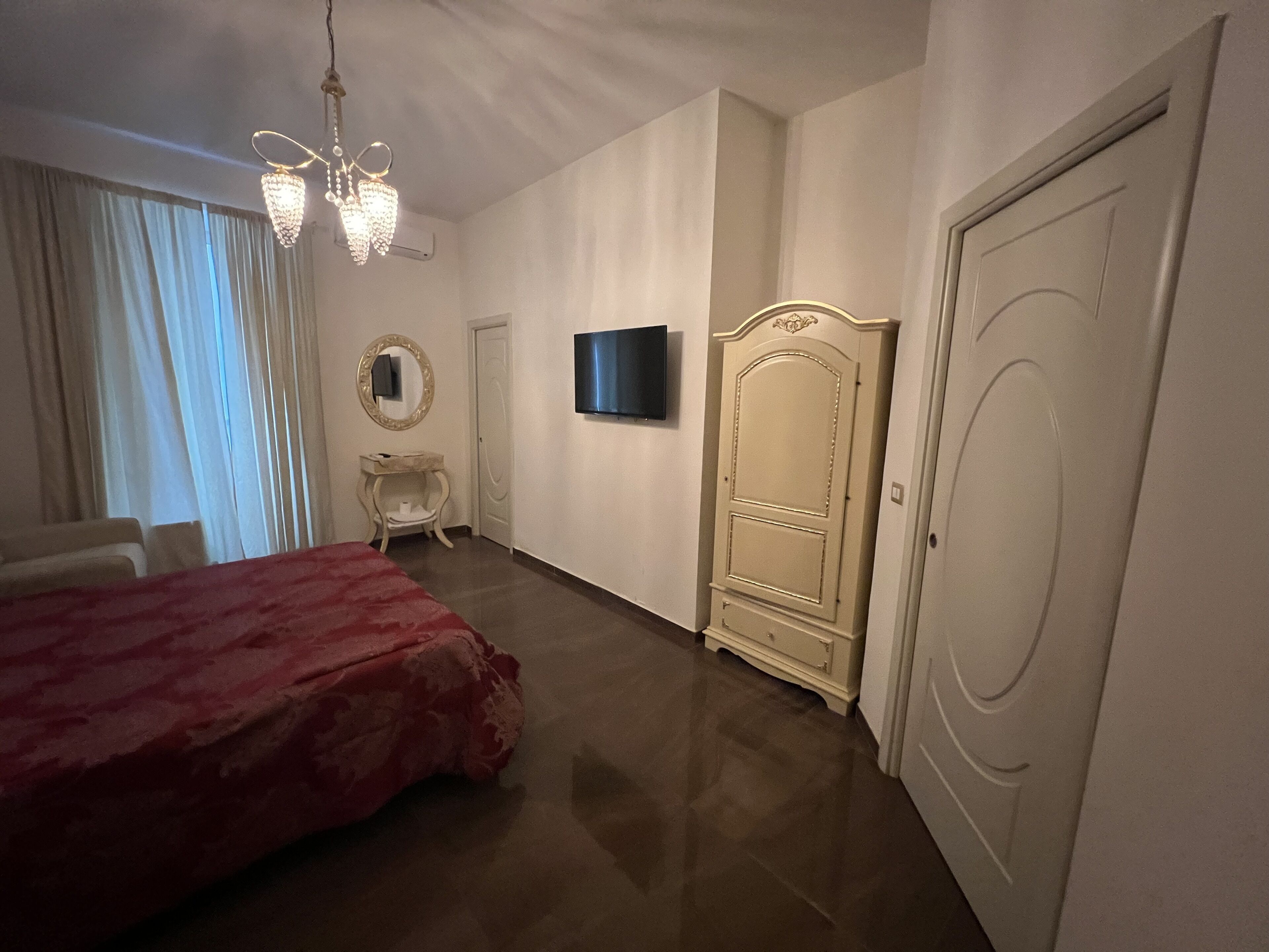 Quarto Quádruplo de Luxo | Roupa de alta qualidade, secretária, cortinas/cortinados opacos 