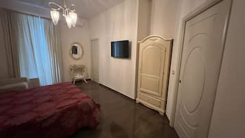 Quarto Quádruplo de Luxo | Roupa de alta qualidade, secretária, cortinas/cortinados opacos