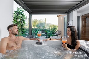 Salas para tratamentos a dois, sauna seca, banheira de hidromassagem