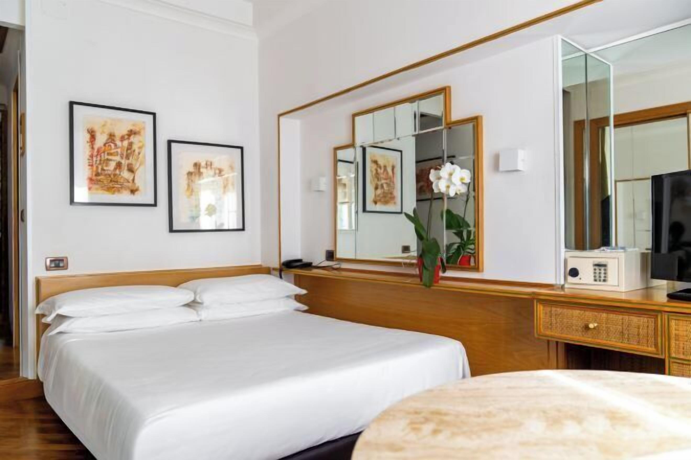 Frigobar, cofres nos quartos, cortinas blackout, quartos à prova de som