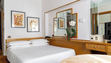 Quarto econômico | Frigobar, cofres nos quartos, cortinas blackout, quartos à prova de som