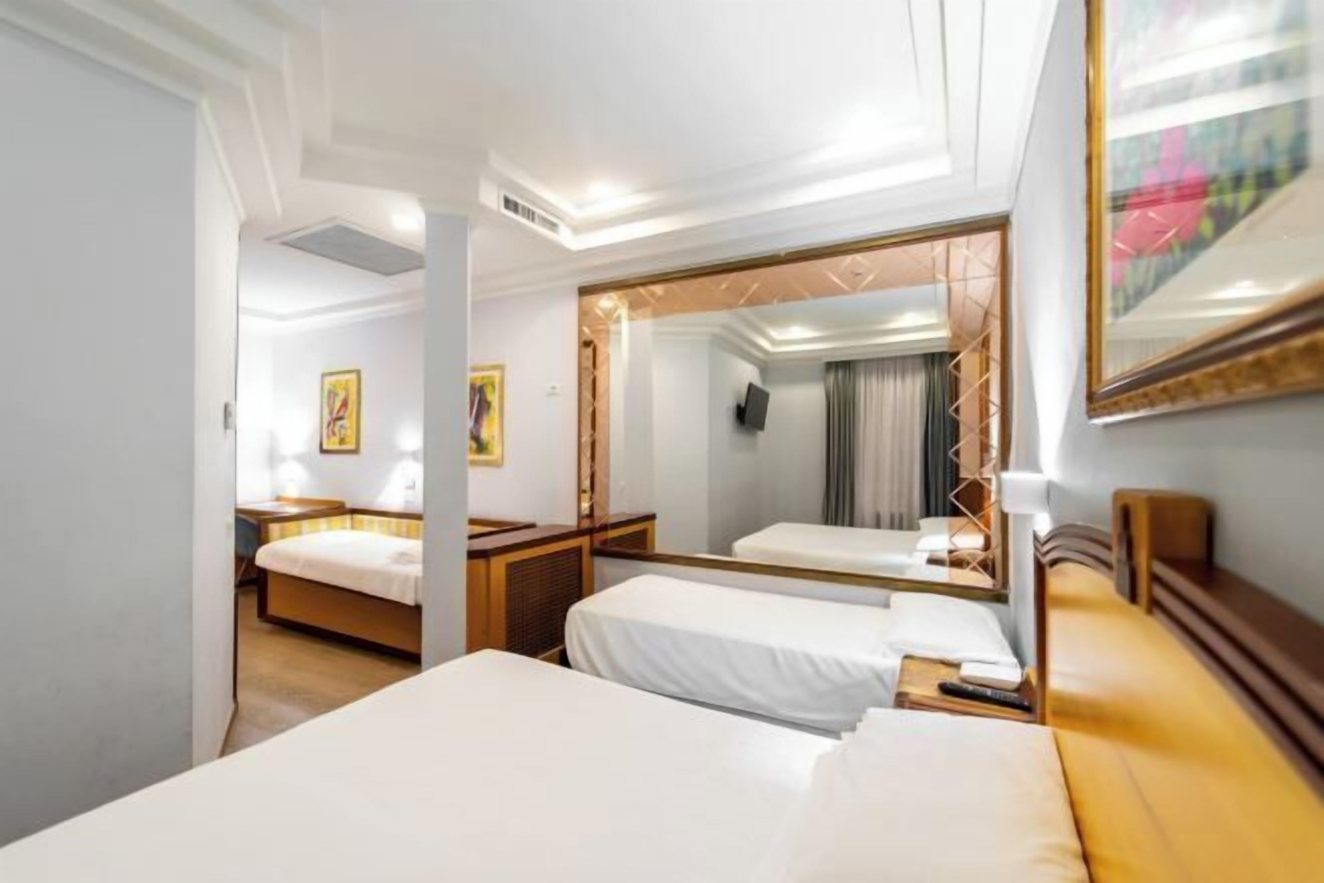 Frigobar, cofres nos quartos, cortinas blackout, quartos à prova de som