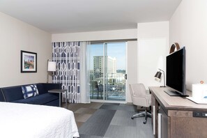 Cofre no quarto, cortinas/cortinados opacos, ferro/tábua de engomar