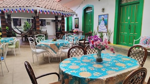 Family Quadruple Room, Multiple Beds, Private Bathroom, Courtyard Area (Room #5) | Roupas de cama premium, individualmente decorados