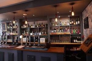 Serve café da manhã, almoço e jantar 