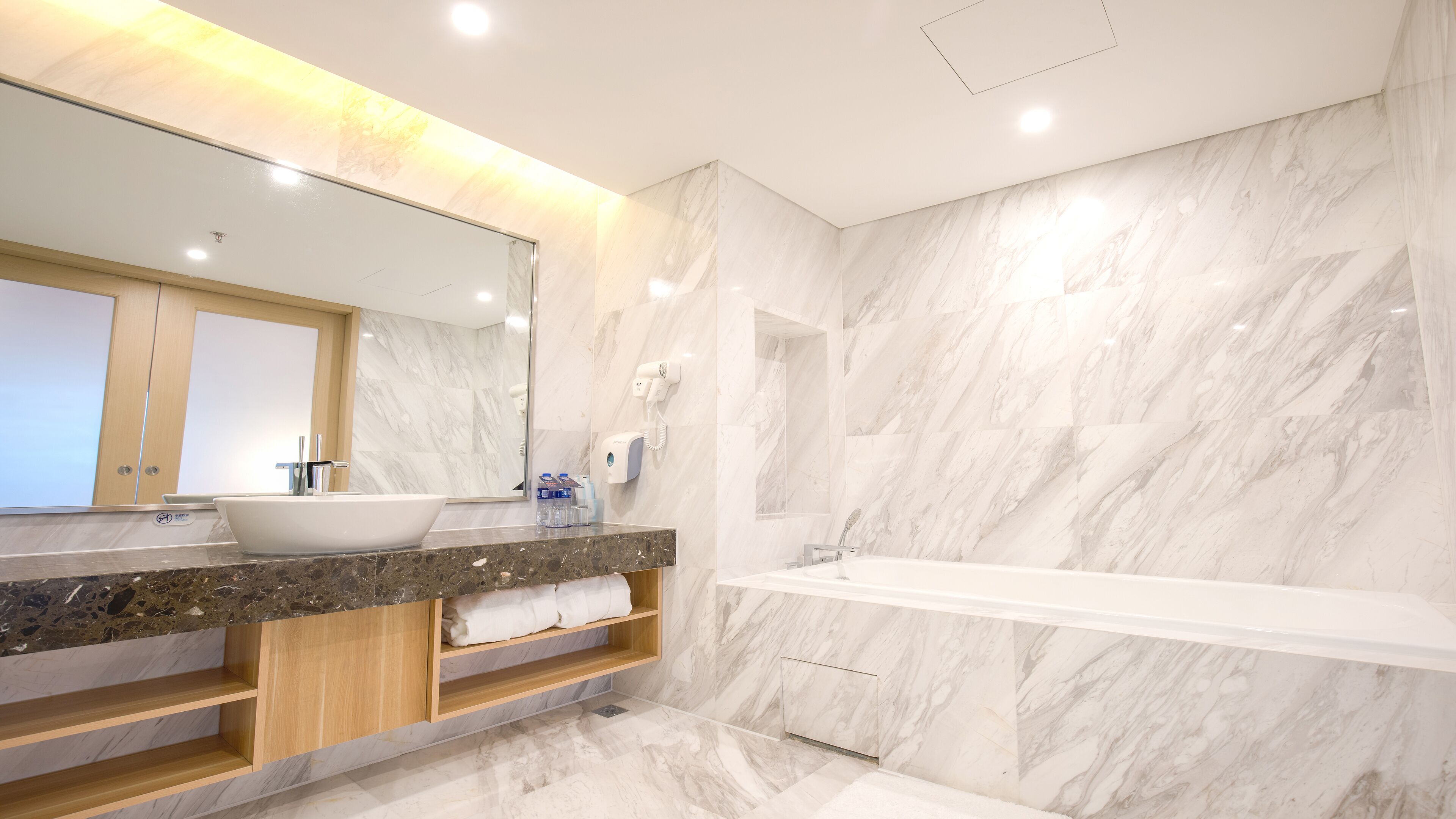 Secador de cabelo, roupões de banho, chinelos 