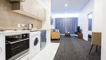Apartamento luxo, 2 quartos (1 Bathroom Non pet friendly) | Cozinha privada | Geladeira grande, micro-ondas, fogão, cooktop