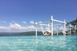 Uma praia privada, espreguiçadeiras, toalhas de praia 