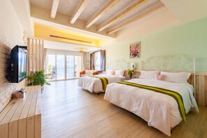 Quarto quádruplo, terraço, vista para a cidade | Cortinas blackout, Wi-Fi de cortesia, roupa de cama