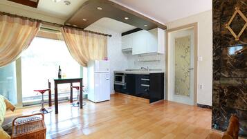 Quarto Quádruplo Familiar | Sala de estar | Televisor de ecrã plano de 43 polegadas com canais por cabo, televisor