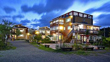 Fachada do alojamento (tarde/noite)