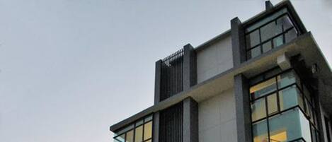 Fachada do alojamento (tarde/noite)